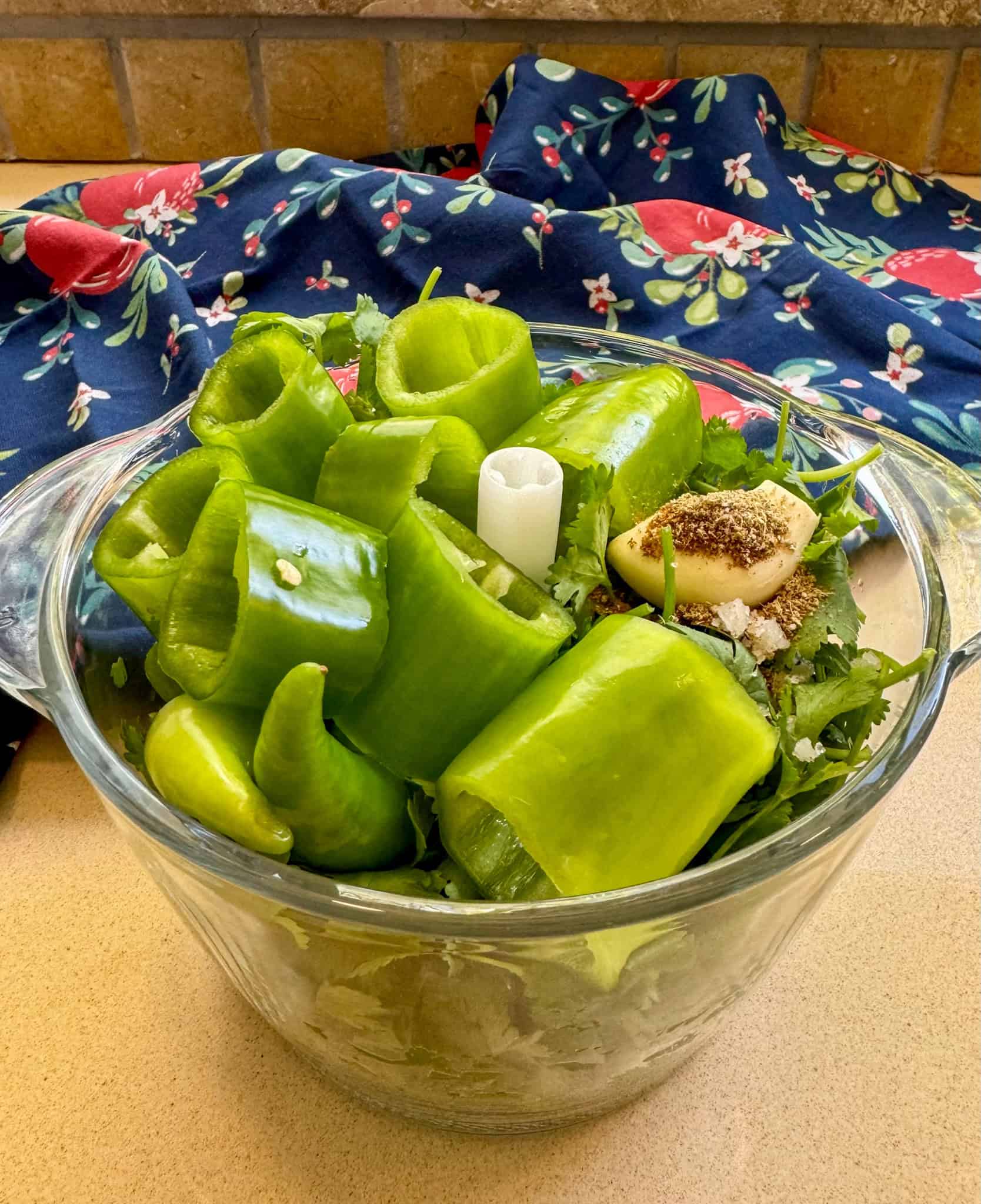 Zhoug Recipe: The Ultimate Middle Eastern Spicy Sauce - Nunioli