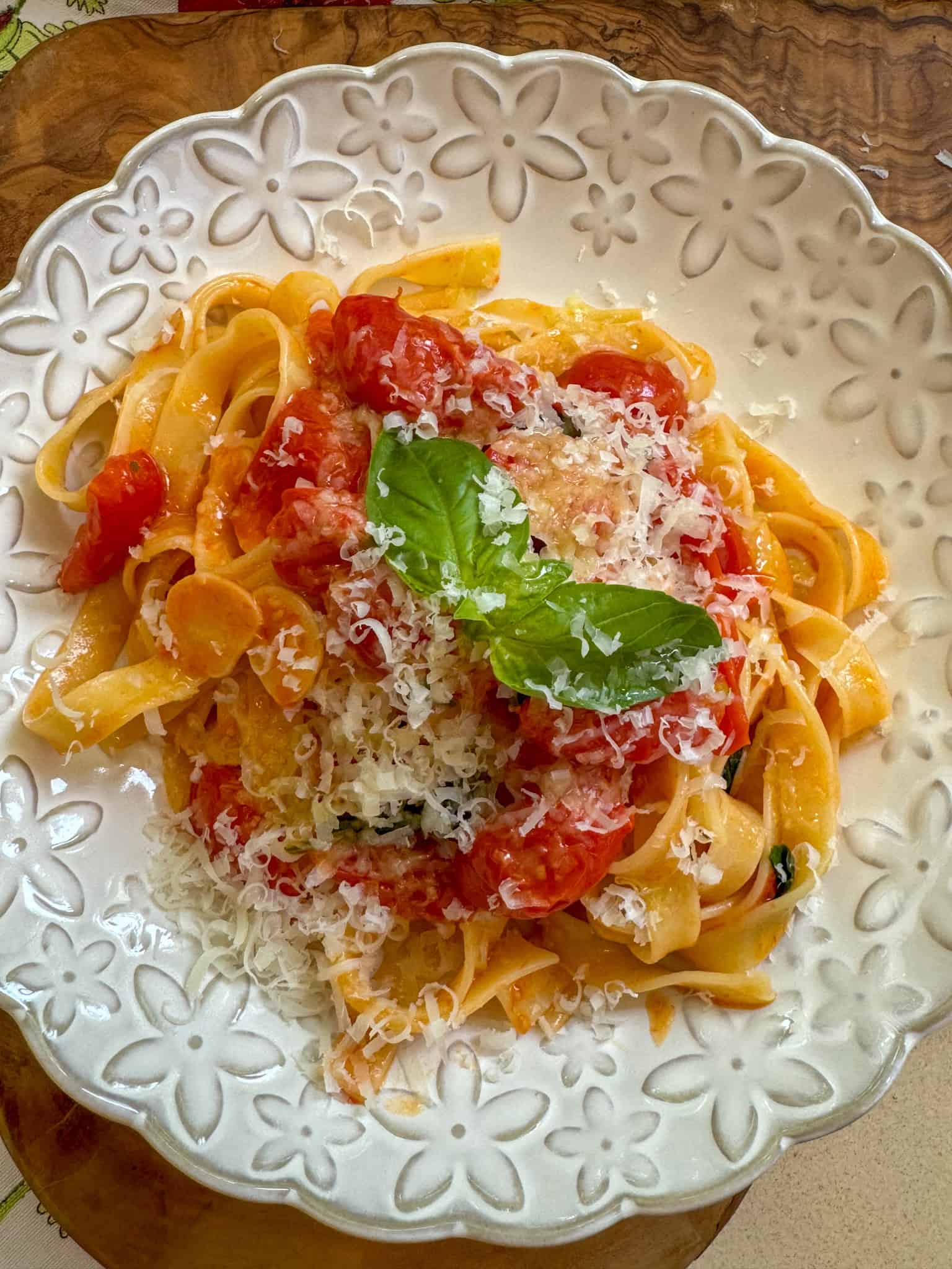 Easy Tomato Pasta with Fresh Cherry Tomatoes and Basil - Nunioli