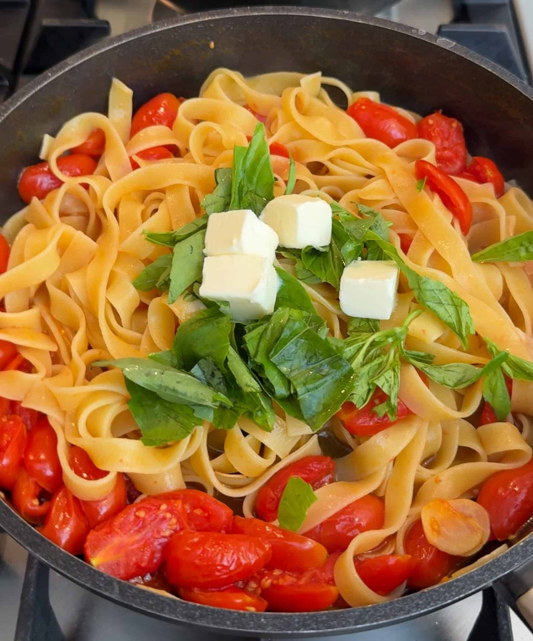 Easy Tomato Pasta with Fresh Cherry Tomatoes and Basil - Nunioli