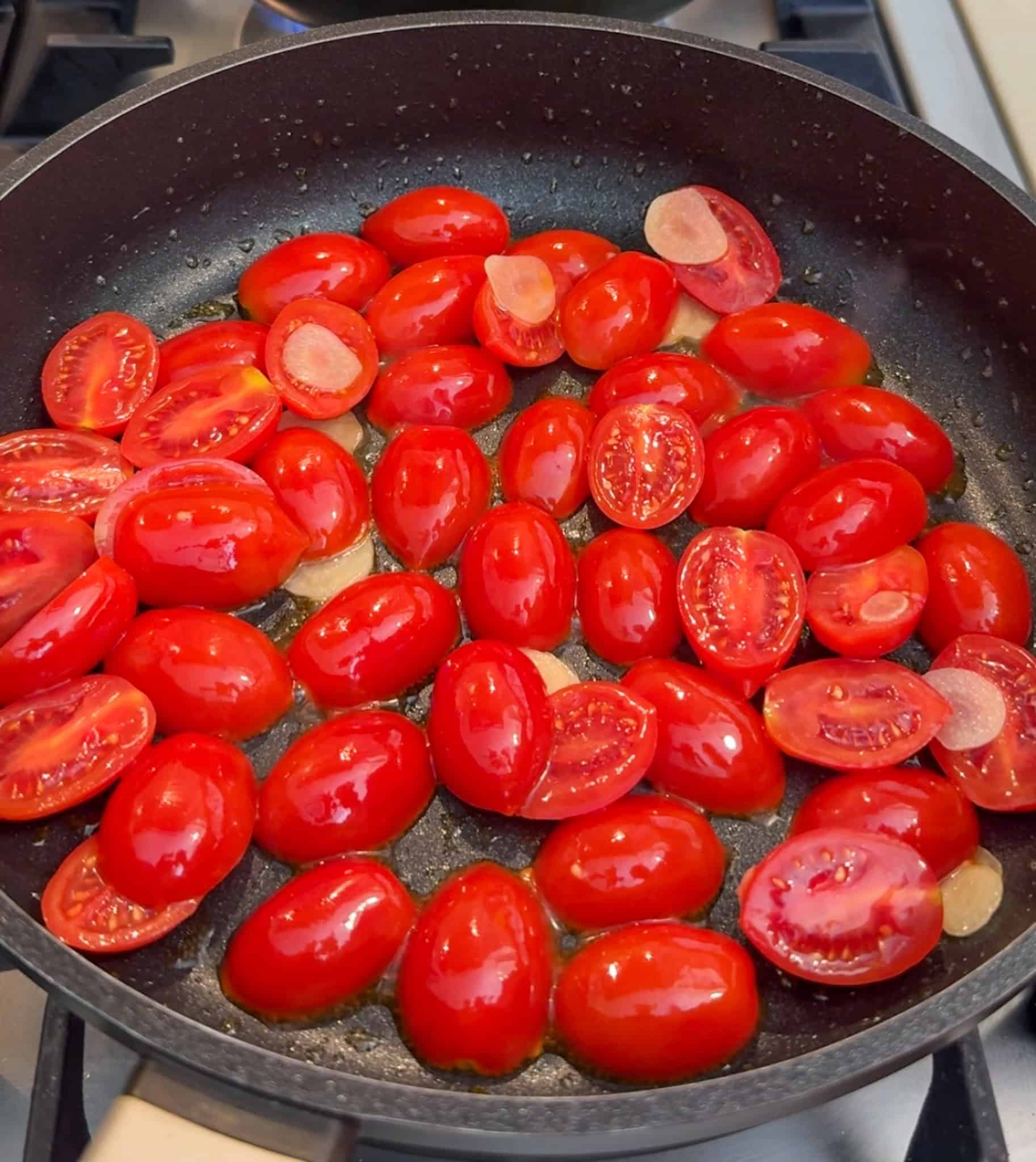 Easy Tomato Pasta with Fresh Cherry Tomatoes and Basil - Nunioli